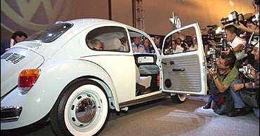 Volkswagen Rolls Out 'Final' Bug - CBS News