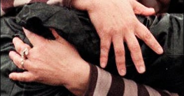 How hugging can affect men and women - CBS Pittsburgh