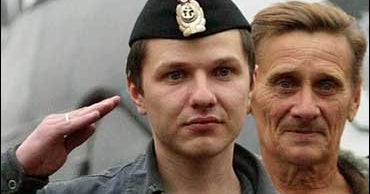 Russian Sub Crew Returns To Land - CBS News