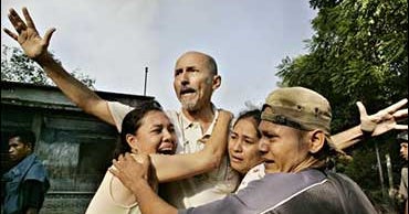 Thousands Flee Gang Violence - CBS News
