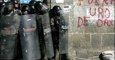 Mexican Police Raid Fails To Calm Oaxaca - CBS News