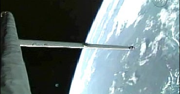 Astronauts Inspect Discovery Heat Shield - CBS News