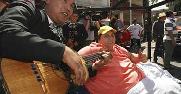 Half-Ton Man Leaves House After 5 Years - CBS News