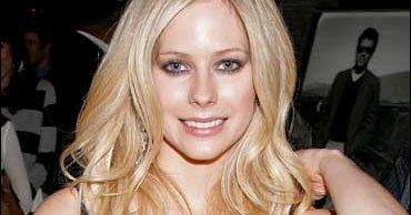 Avril Explains Paparazzi Spat - CBS News