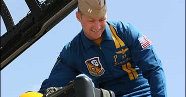Tribute To Fallen Blue Angel - CBS News