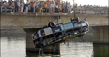 Several Children Killed In India Bus Crash - CBS News