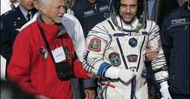 First Child Of U.S. Astronaut Lifts Off - CBS News