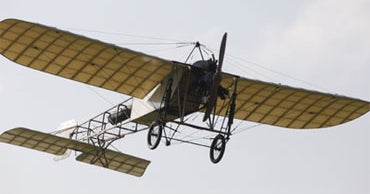 Pilot Re-Enacts 1st English Channel Flight - CBS News