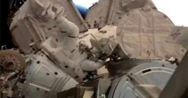 Astronauts' Final Spacewalk Cut Short - CBS News