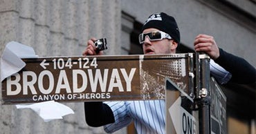 Yankees Title Celebration Hits Broadway - CBS News