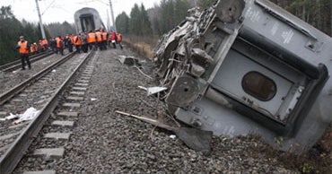 Russia: Bomb Caused Fatal Train Crash - CBS News
