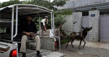 Official: Pakistan Holds at Least 2 in Bomb Case - CBS News