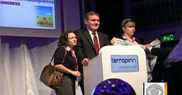 BP CEO's Stand-In Heckled at Oil Meeting - CBS News