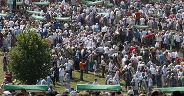 Bosnia Marks 1995 Srebrenica Massacre - CBS News