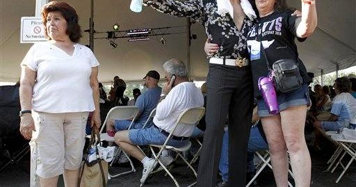 Graceland Fans Mark Elvis' Death - CBS News