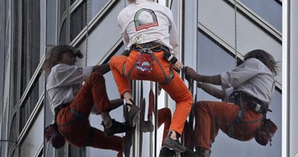 Daredevil climbs world's tallest tower - CBS News