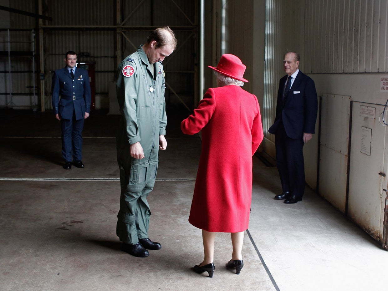Queen visits Prince William at RAF base