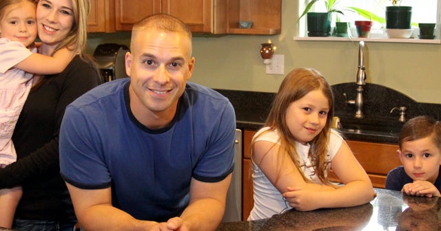 Ten hut! Military man wins "Hottest Dad" contest - CBS News