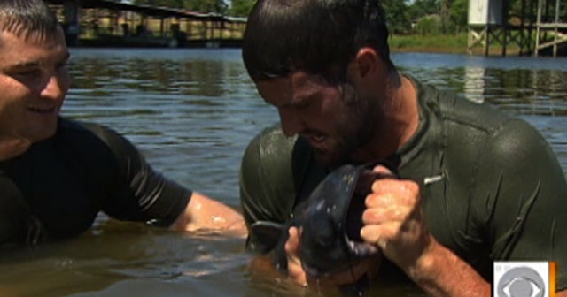 "Noodling" catching on in Texas - CBS News