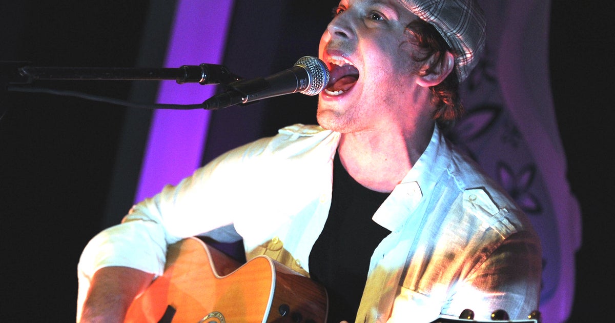 Singer Gavin DeGraw released from hospital after attack - CBS News