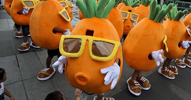 Giant dancing carrot proposes marriage in China - CBS News