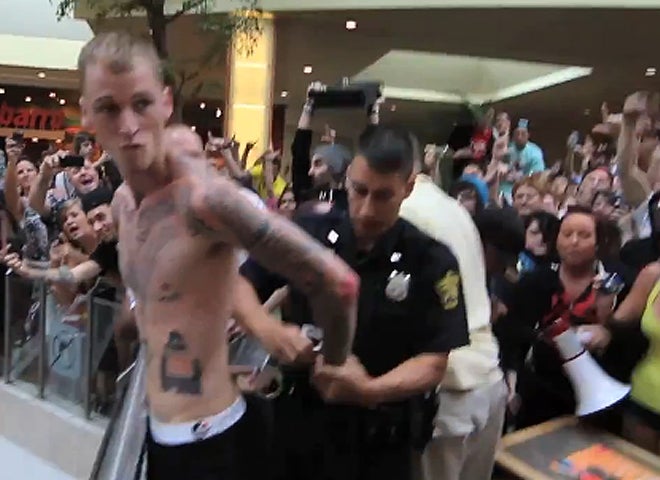 Machine Gun Kelly arrested after organizing flash mob - CBS News