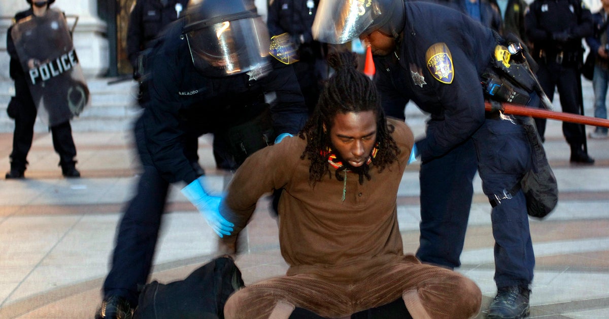 Oakland cops clear out Occupy camp in riot gear - CBS News