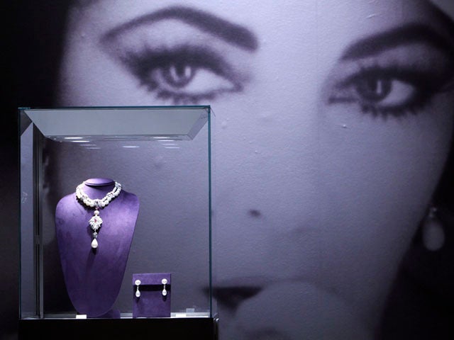 Liz Taylor auction tells of her life, loves - CBS News