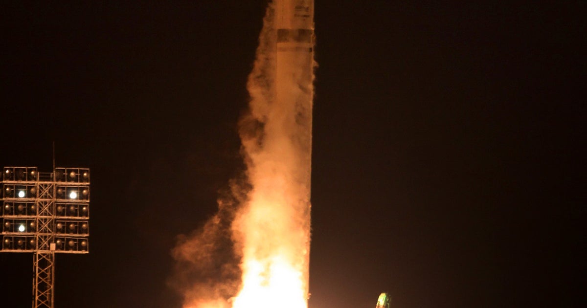 Russian Mars probe still unresponsive - CBS News