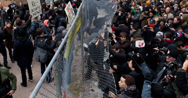 NYC Occupy protesters scale fence at vacant lot - CBS News