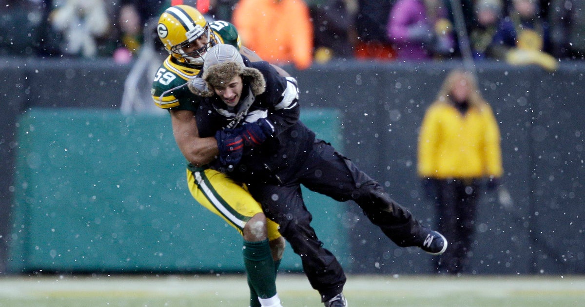 Packers linebacker tackled fan because he was cold - CBS News