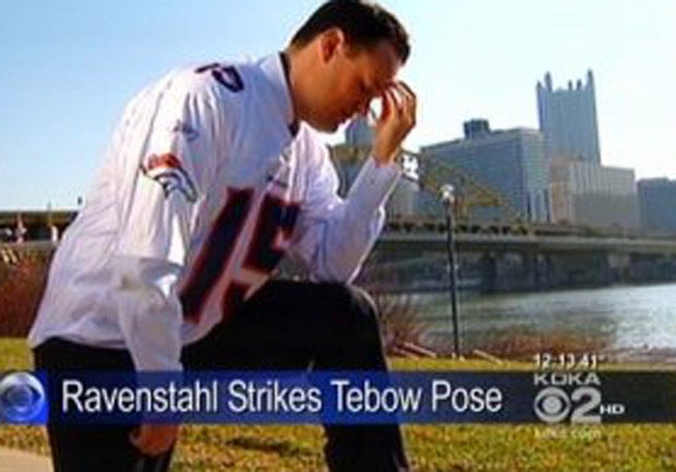 Pittsburgh mayor "Tebows" after losing bet - CBS News