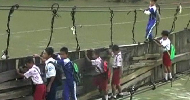 Schoolkids risk lives crossing collapsed bridge - CBS News