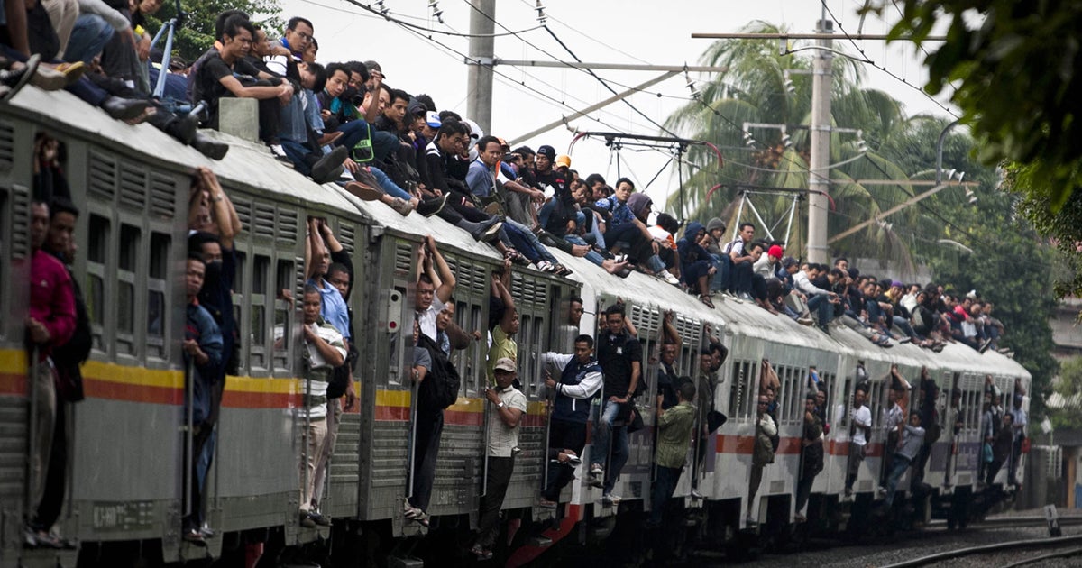 Indonesia battles train "rail surfers" with goop - CBS News