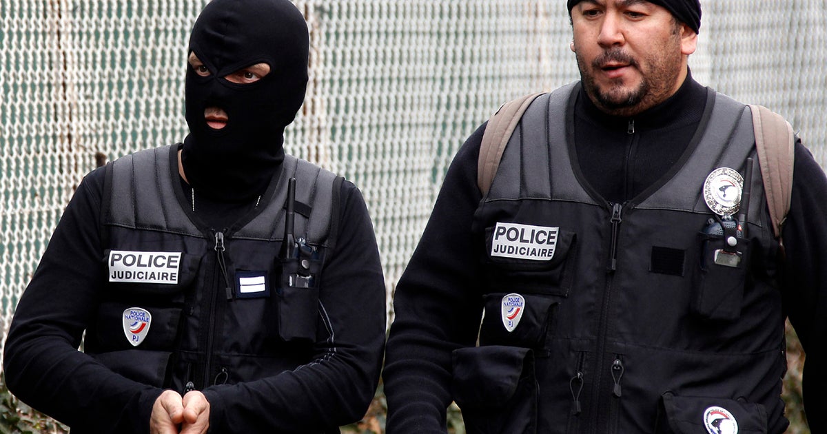 French police set off explosions in standoff - CBS News