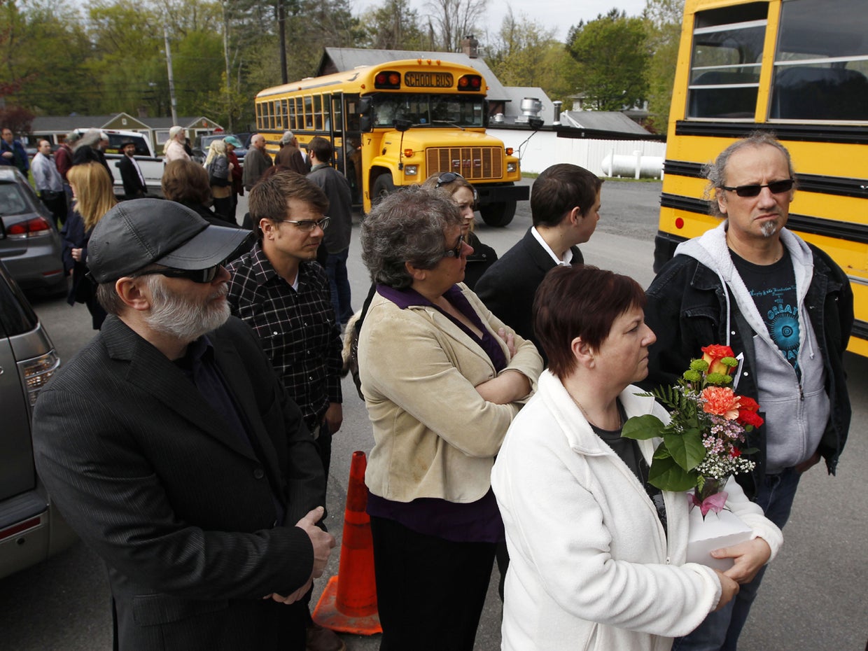 Levon Helm honored with a memorial at his Woodstock, N.Y. home - CBS News
