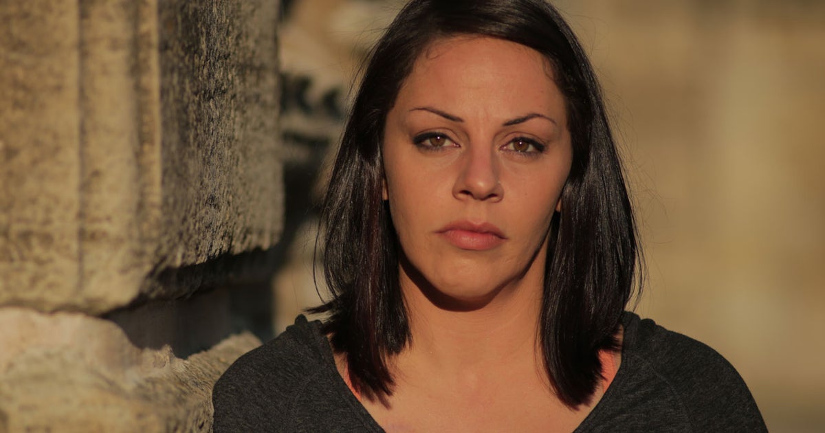 Unarmed officer tackles gunman to end brutal home invasion - CBS News