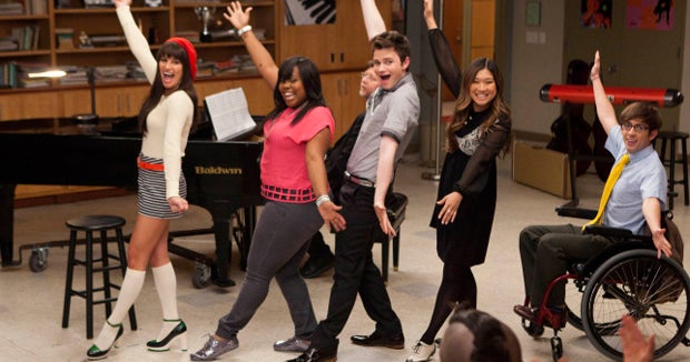 "Glee" says goodbye to graduates - CBS News