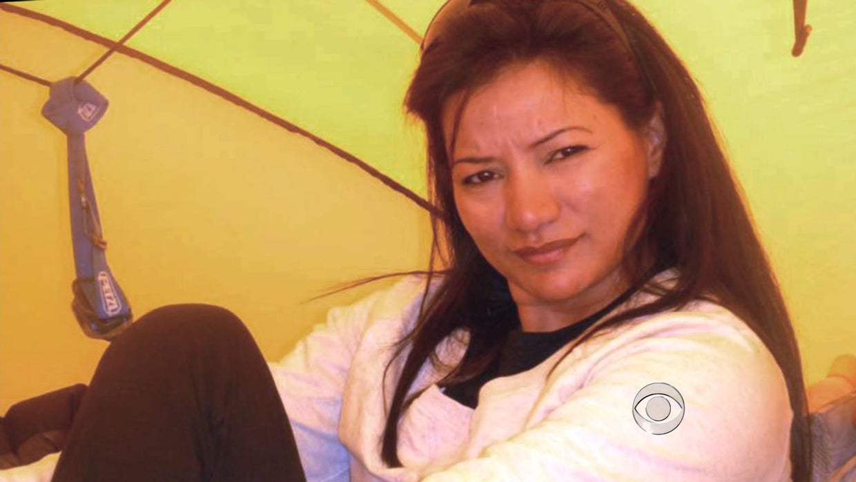 Traffic jam at the top of the world: Hundreds risk their lives to ...