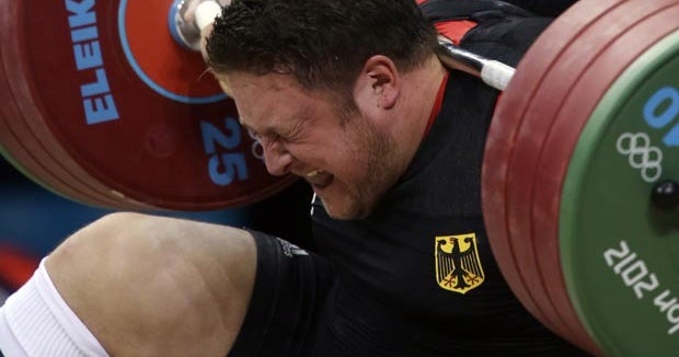 Olympic champ hit by barbell in failed lift - CBS News