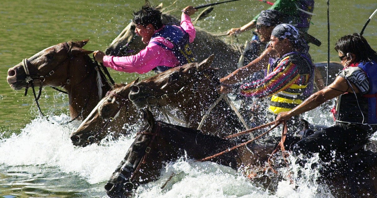 Tradition keeps dangerous horse race alive - CBS News