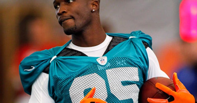 Warrant issued for former NFL player Chad Johnson - CBS News
