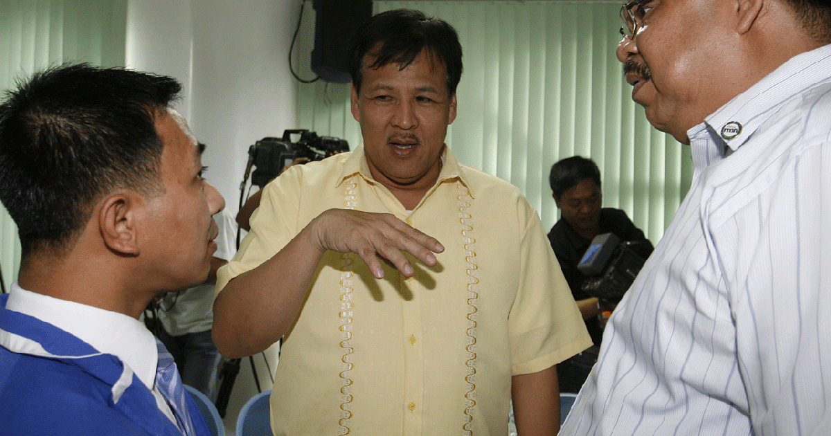 Plane with Philippines interior secretary crashes - CBS News