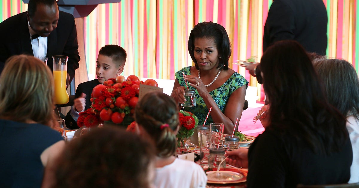 Michelle Obama hosts Kids' "State Dinner"