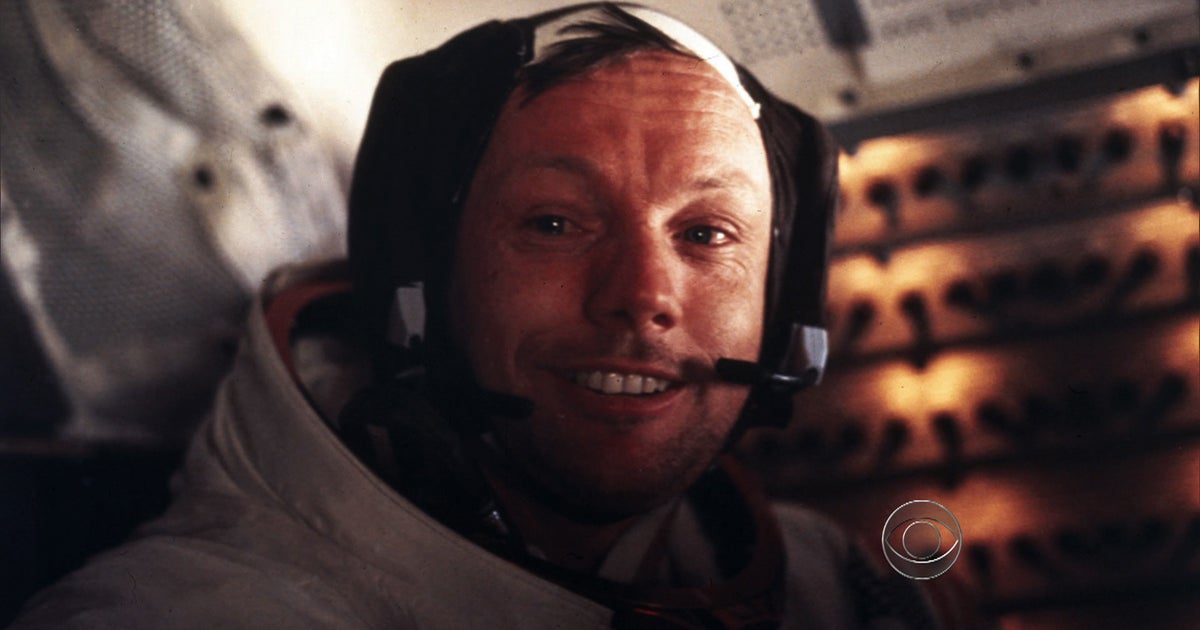 Astronauts Mourn Neil Armstrongs Death On Twitter Cbs News