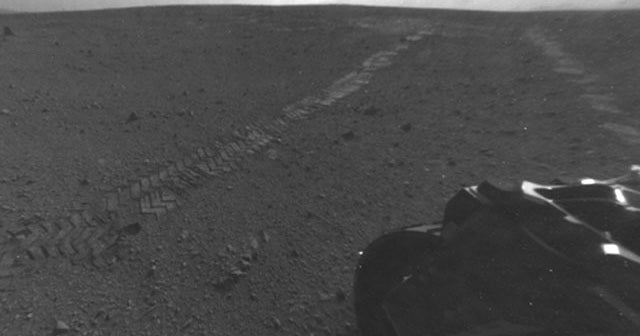 Mars rover Curiosity begins first long drive - CBS News