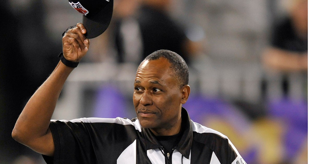 Regular NFL refs return, get standing ovation - CBS News