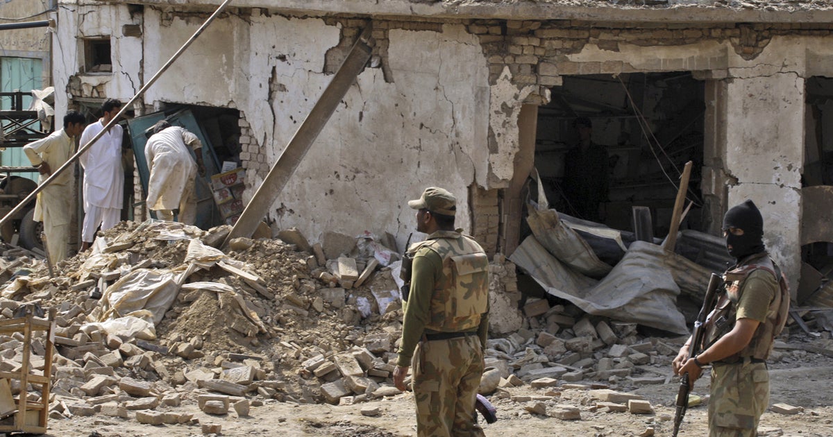 17 dead in Pakistan car bombing - CBS News