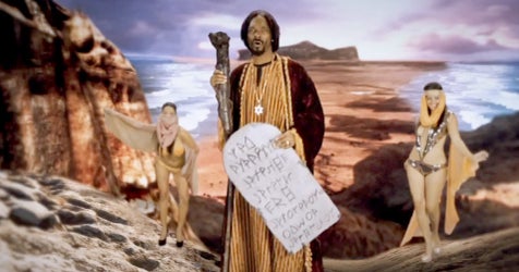 Epic rap battle between Santa Claus and Moses (featuring Snoop Dogg ...