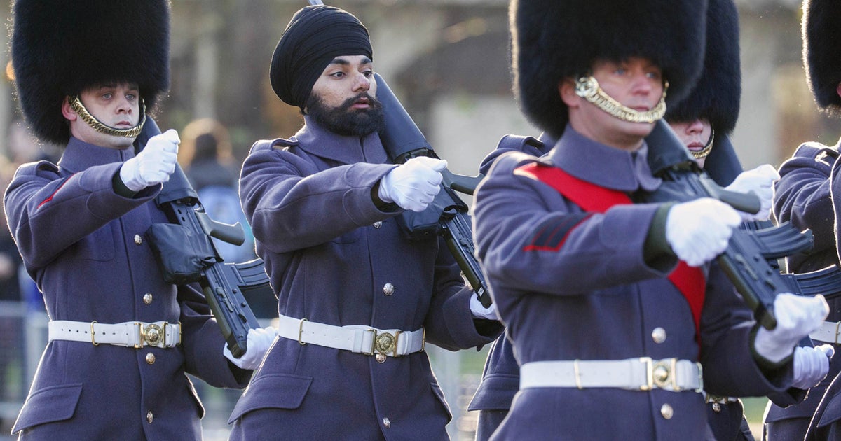 Sikh solider becomes 1st Buckingham Palace guardsman to buck tradition ...